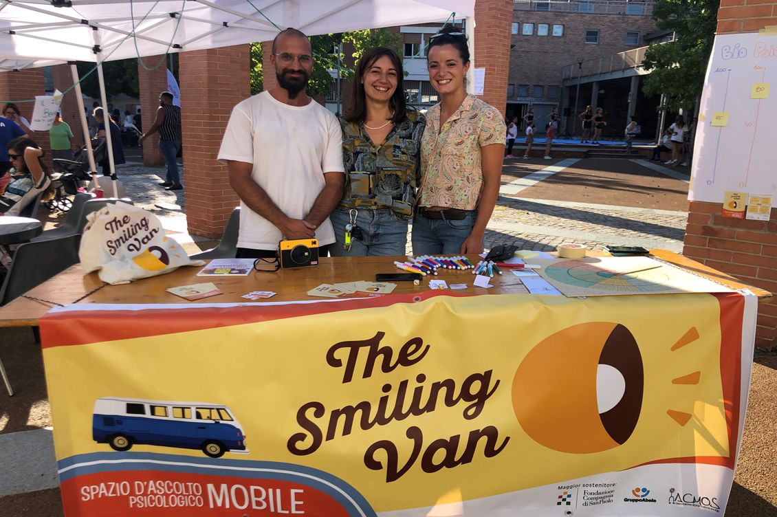 The Smiling Van: il pulmino blu che porta la psicologia di strada tra i ...
