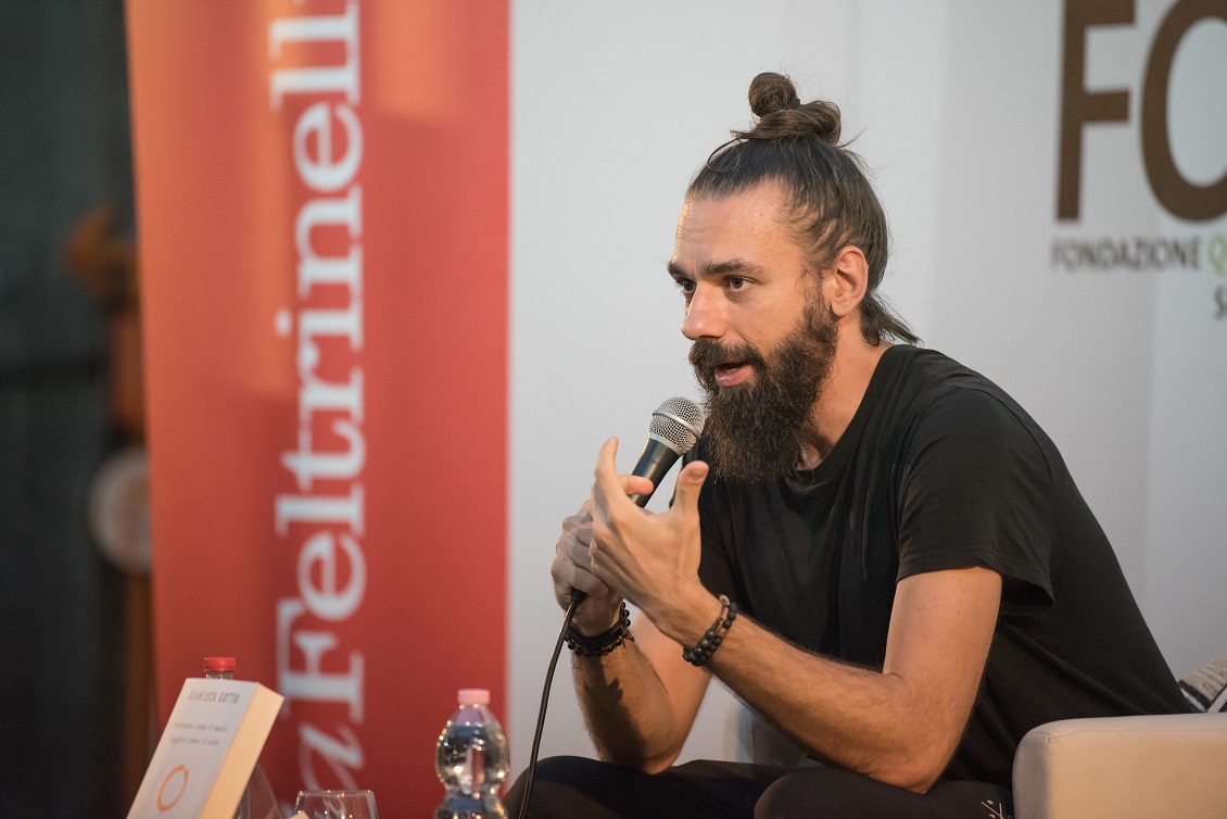 Gianluca Gotto e quell'uomo con una tunica e una scopa che gli ha ...