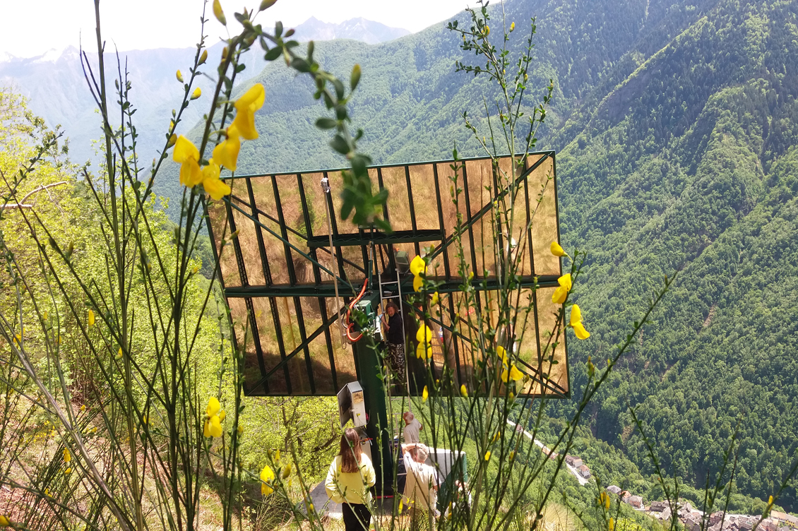 A Viganella uno specchio riflette il sole per illuminare il paese dai ...