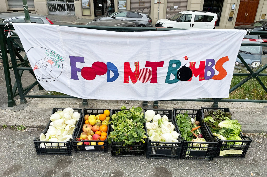 Food Not Bombs: la lotta contro lo spreco alimentare parte dalla strada ...